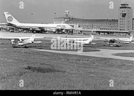 Der Münchner Flughafen Riem als Blick nach Osten. Nach dem Umzug der ...
