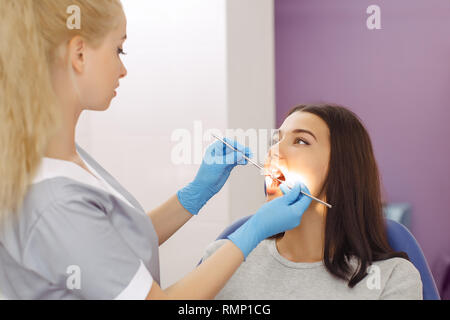 Zahnmedizinische Klinik. Rezeption, die Untersuchung des Patienten. Zähne kümmern. Männliche ...