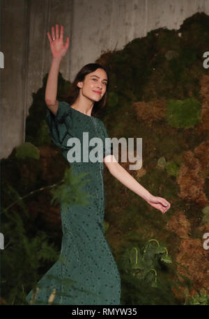 Designer Alexa Chung räumt dem Publikum nach Vorlage ihres Herbst ...
