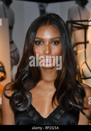 Jasmine Tookes besucht Victoria's Secret New Bond Street, London ...