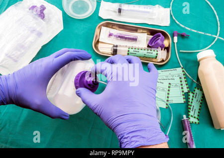 Krankenschwester platzierte Geräte Sonde der enteralen Ernährung ...