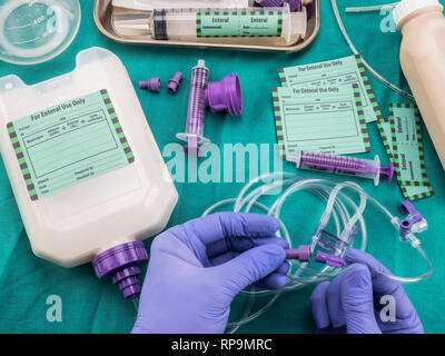 Krankenschwester platzierte Geräte Sonde der enteralen Ernährung ...