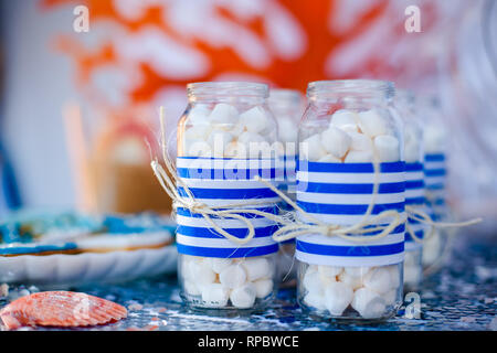 Tabelle mit Meer d Cor und Platte mit Süßigkeiten, Bonbons, Kekse und ...