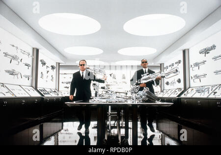 MEN IN BLACK II (2002) LARA FLYNN BOYLE, WILL SMITH, TOMMY LEE JONES ...