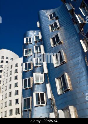Silber Gehry Gebäude in Düsseldorf an der Media Harbour, interessante ...