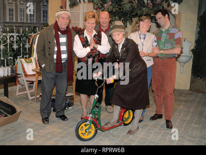 DAS CHIEMGAUER VOLKSTHEATER SPIELT: "NN OMA, RENN!'/Karl-Heinz Fischer ...