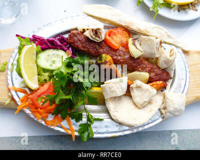 Türkische und arabische traditionelle Adana und urfa Kebap Hackfleisch ...