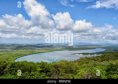 Blick auf Cooktown und den Endeavour River vom Cook's Lookout auf ...