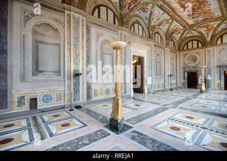 Villa Farnesina in Rom. Die Loggia von Amor und Psyche, die mit Fresken ...