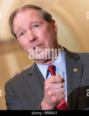 US-Senator Tom Udall (Demokrat von New Mexico), zieht seine Maske auf ...