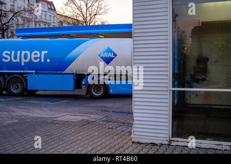Marke Tankwagen an einer Aral Tankstelle in Berlin, Deutschland, zeigt ...