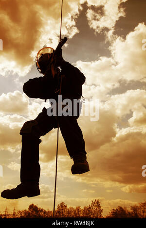 Special forces Operator mit Sturmgewehr schwarze Silhouette ...