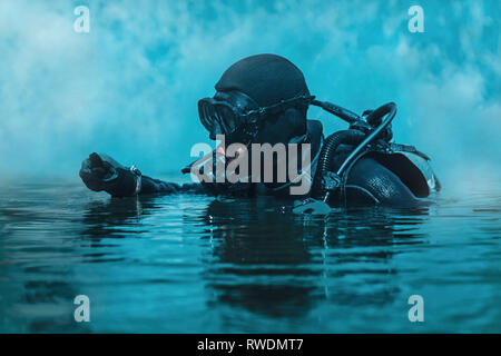 Taucher mit speziellen Kopfhaube für kaltes Wasser tauchen, Polarkreis ...