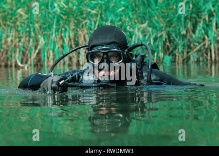 Taucher mit speziellen Kopfhaube für kaltes Wasser tauchen, Polarkreis ...