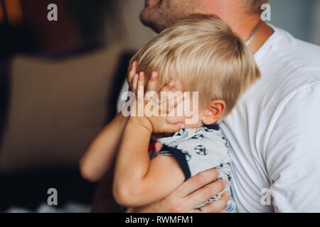 Sehr wütend, laut Weinen kleine Mädchen auf weißem Hintergrund ...