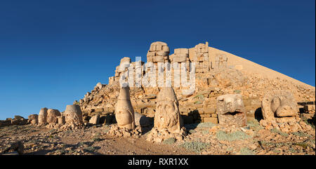 Statue Köpfe mit kopflosen Sitzstatuen vor der steinernen Pyramide 62 ...
