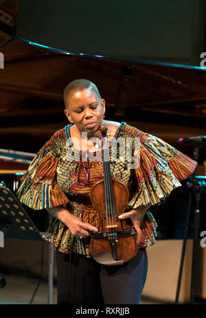 Krakau, Polen. 9. Mär 2019. Regina Carter, US-amerikanischer Jazz ...