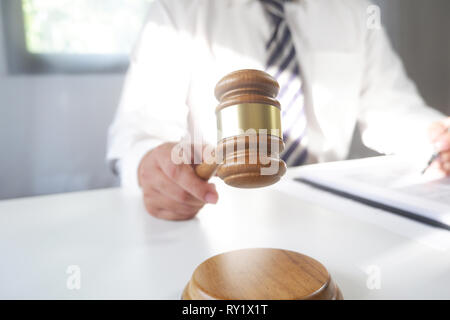 Richter Mann oder Magistrat mit einem Hammer für die Gerechtigkeit ...