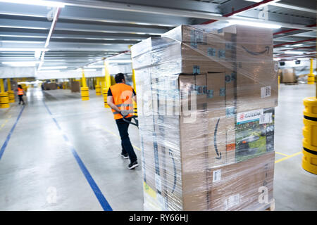 12. März 2019, Niedersachsen, Garbsen: ein Paket das Paket Versender ...