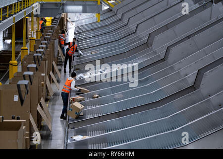 12. März 2019, Niedersachsen, Garbsen: ein Paket das Paket Versender ...