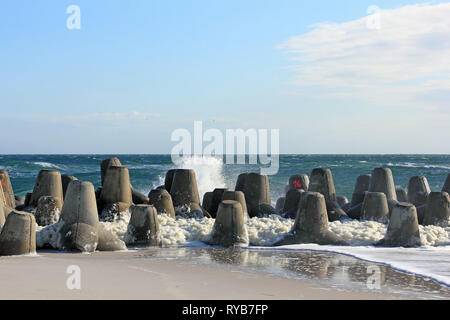 Betonbruchwässer aus Tetrapodenblöcken. Wellenbrecher am Strand und in ...