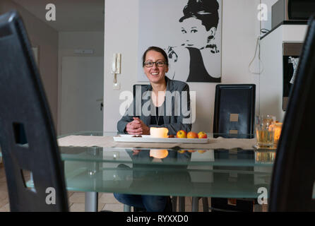 Gambach, Deutschland. 10 Dez, 2018. Esther Stark sitzt auf dem Sofa ...