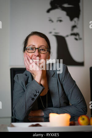 Gambach, Deutschland. 10 Dez, 2018. Esther Stark sitzt auf dem Sofa ...