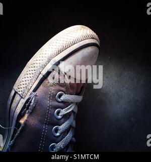 Einem alten und abgenutzten Schuh mit Loch auf Sohle auf weißem ...