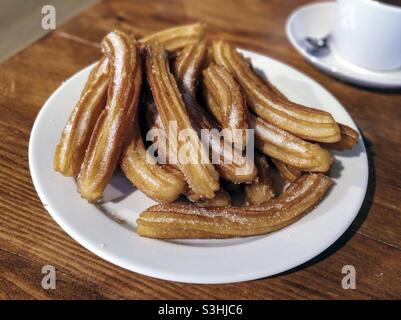 Churros, typisch frittierte Süßigkeit aus Brasilien, Mexiko und Spanien ...
