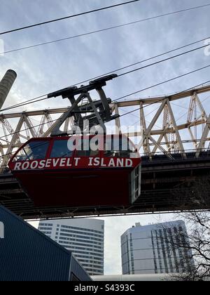 Mit der Roosevelt Island Straßenbahn im Hintergrund macht sich ein Marathonläufer auf den Weg ...