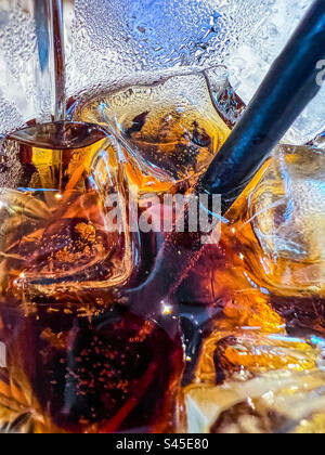 Ein Glas Coca Cola mit Eiswürfeln eine Scheibe grüner Limettenkoks ...