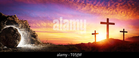 Kreuzigung und Auferstehung. Leeres Grab Jesu mit Kreuzen im Hintergrund. Ostern oder ...