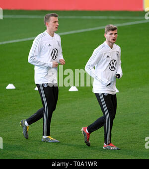 Die deutsche Fußball-Spieler (l-R) Werner Kohlmeyer, Werner Liebrich ...