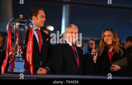 Sport Journalist Catrin Heledd (rechts) mit Wales Kapitän Alun Wyn ...
