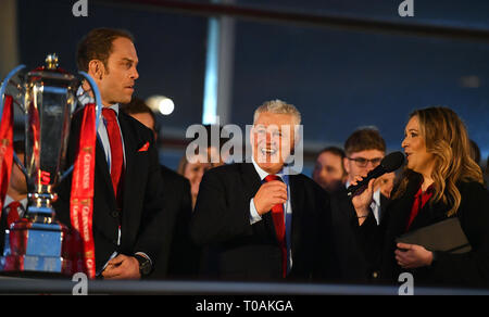 Sport Journalist Catrin Heledd (rechts) mit Wales Kapitän Alun Wyn ...