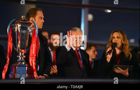 Sport Journalist Catrin Heledd (rechts) mit Wales Kapitän Alun Wyn ...