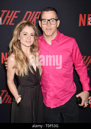 Steve-O und Lux Wright bei der Netflix-Weltpremiere „The Dirt“, die am ...