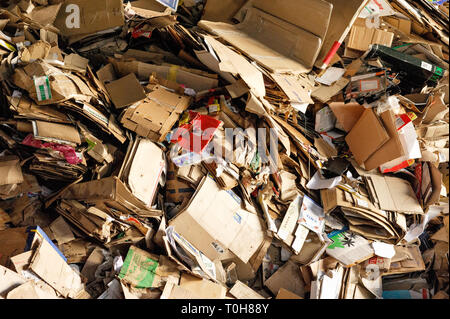 Recycling-Karton Verpackung Konzept mit Stapeln von komprimierten ...
