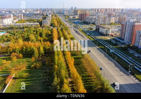 In Tjumen, Russland - 9. SEPTEMBER 2016: Runde Gebäude der Stadt ...