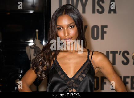 Jasmine Tookes besucht Victoria's Secret New Bond Street, London ...