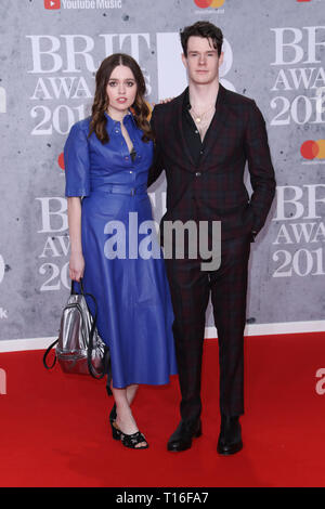 Aimee Lou-Wood und Connor Swindells für die Opening Night von Alles ...