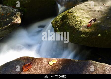 Wanderwege rund um John Rock, mit rauschenden Wasser und Wasserfall ...