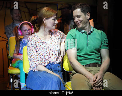 Laura Pitt-Pulford als Sheryl und Gabriel Vick als Richard bei einer ...