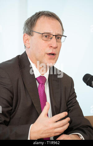 28. März 2019, Bayern, Nürnberg: Ein Flugzeug des insolventen Berliner ...