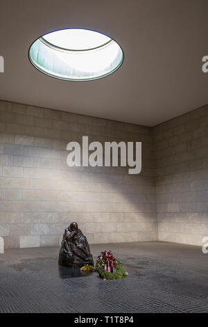 Neue Wache Kriegerdenkmal mit Skulptur von Kaethe Kollwitz, Berlin Stockfotografie - Alamy