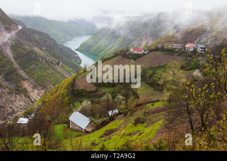 Der Koman-See ist ein Stausee am drin-Fluss im Norden Albaniens ...
