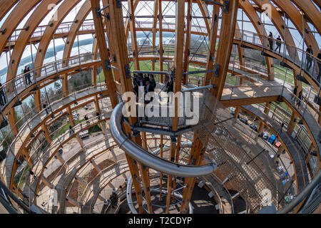 Steinberg am See, Deutschland. 01 Apr, 2019. Die Erfahrung Holz Kugel ...