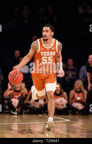 02. April 2019: Texas Longhorns Guard Courtney Ramey (3) fährt zum Korb ...