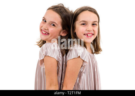Identische Zwillinge sind, Rücken an Rücken. Konzept der Familie und Schwesternliebe. Profil ...