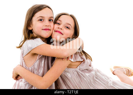 Identische Zwillinge Schwestern sind posieren für die Kamera. Happy Zwillingsschwestern in den ...